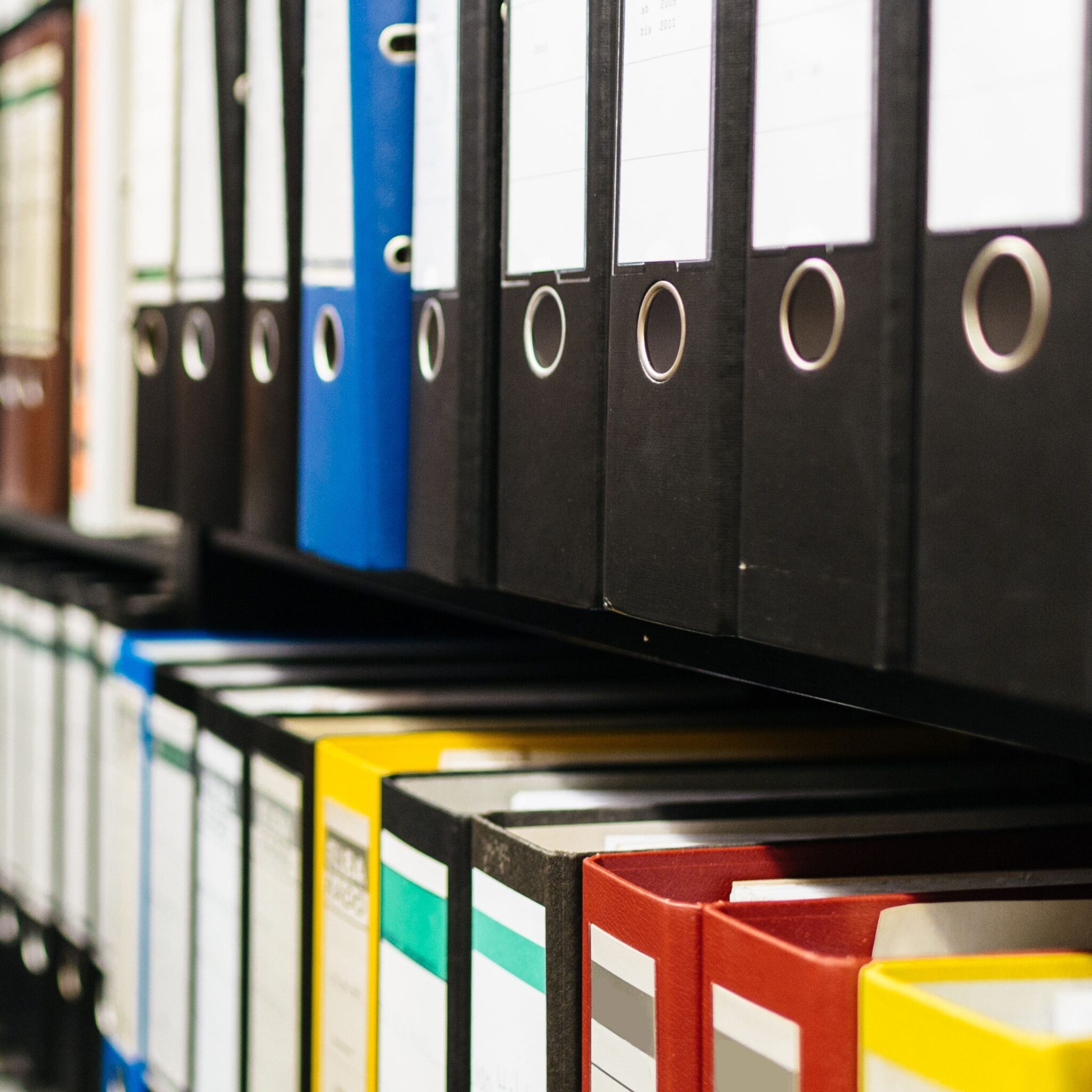 Materiales de archivo de oficina para organizar sus documentos